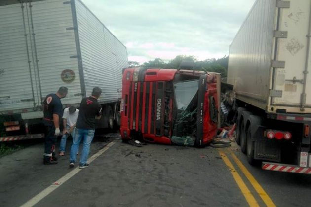 Colisão entre duas carretas bloqueia BR-470 em Ibirama