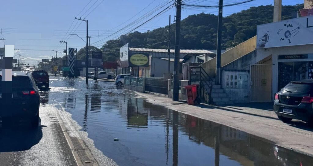 Maré alta na SC-405 alaga pista no Rio Tavares